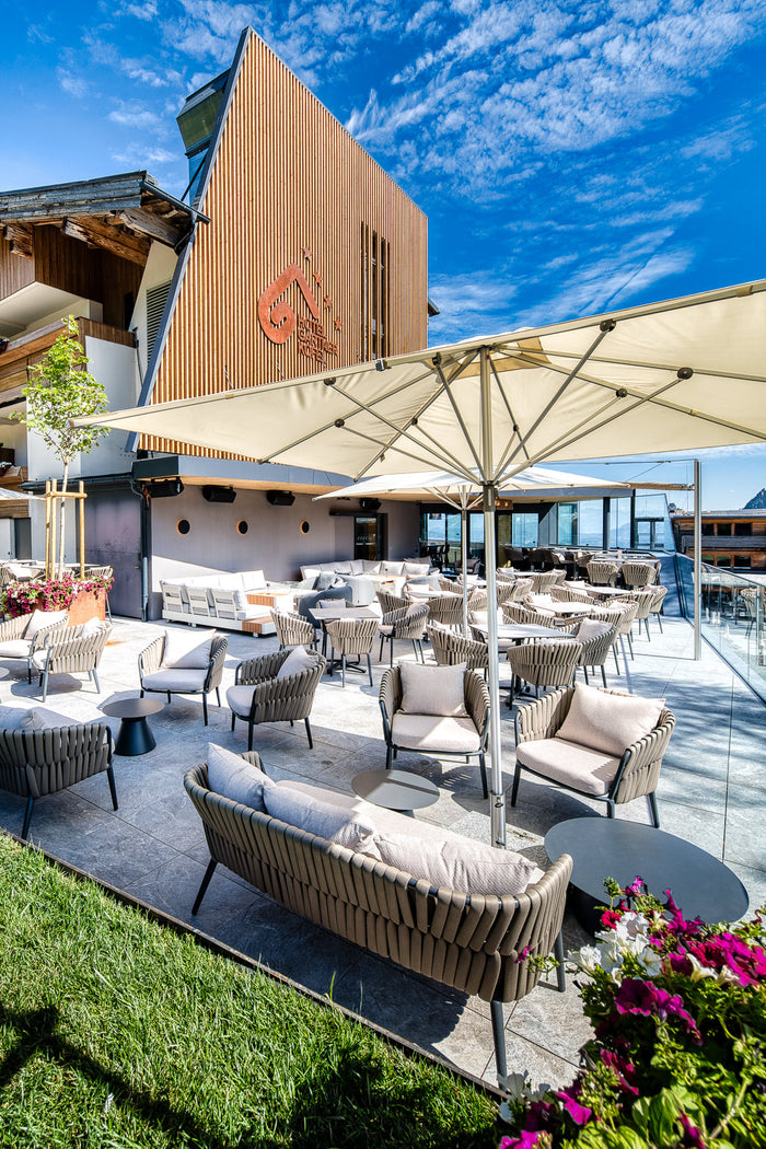 Outdoor lounge in the Hotel Gartnerkofel | Ferrocom - SitWell